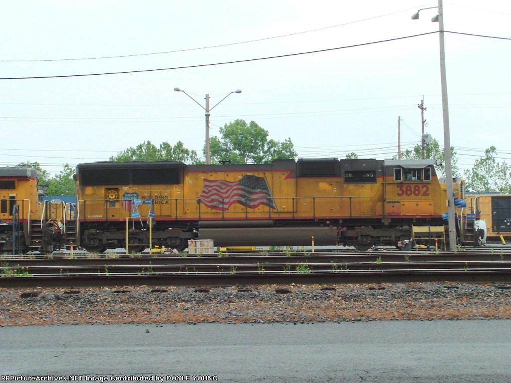 UP 3882 Building America with Flag